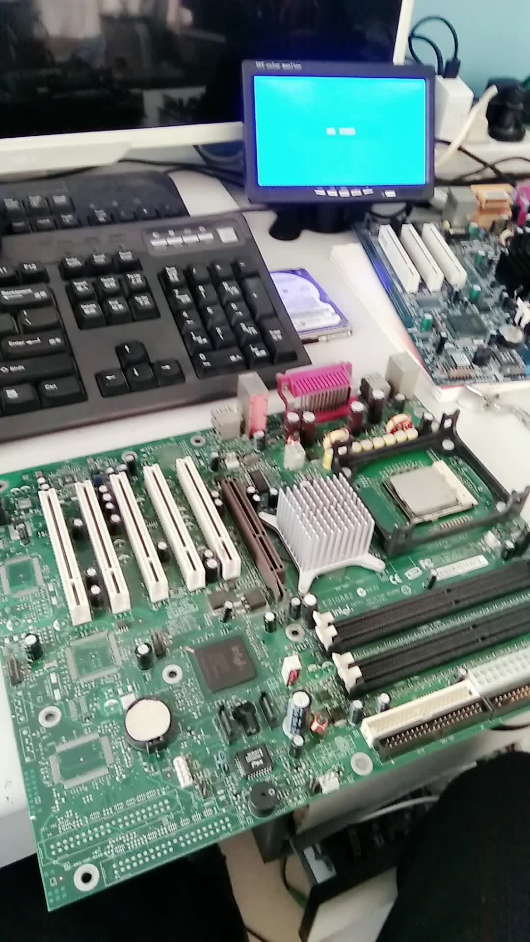 咱们升级一下windows98配置,看看intel原厂865pe主板,能不能顺利点亮...