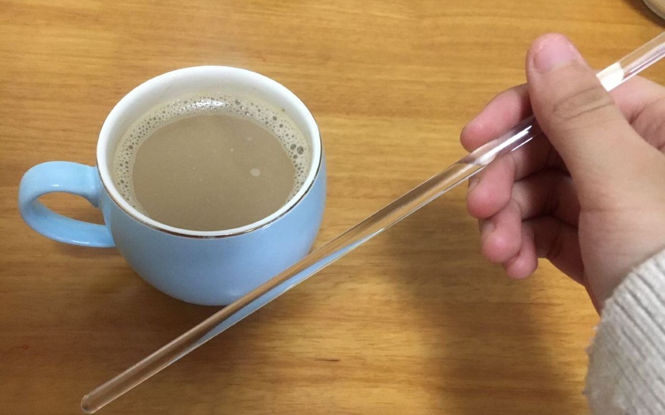 用一根实验用玻璃棒搅拌咖啡.gif