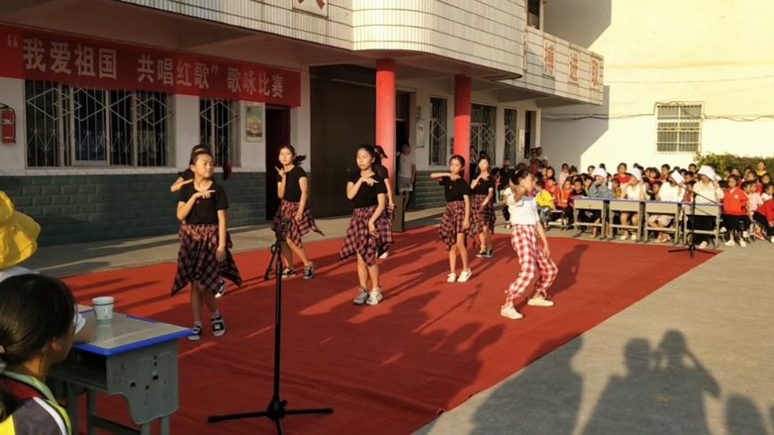 农村小学生表演酷炫舞蹈!小小年纪的她们真棒!