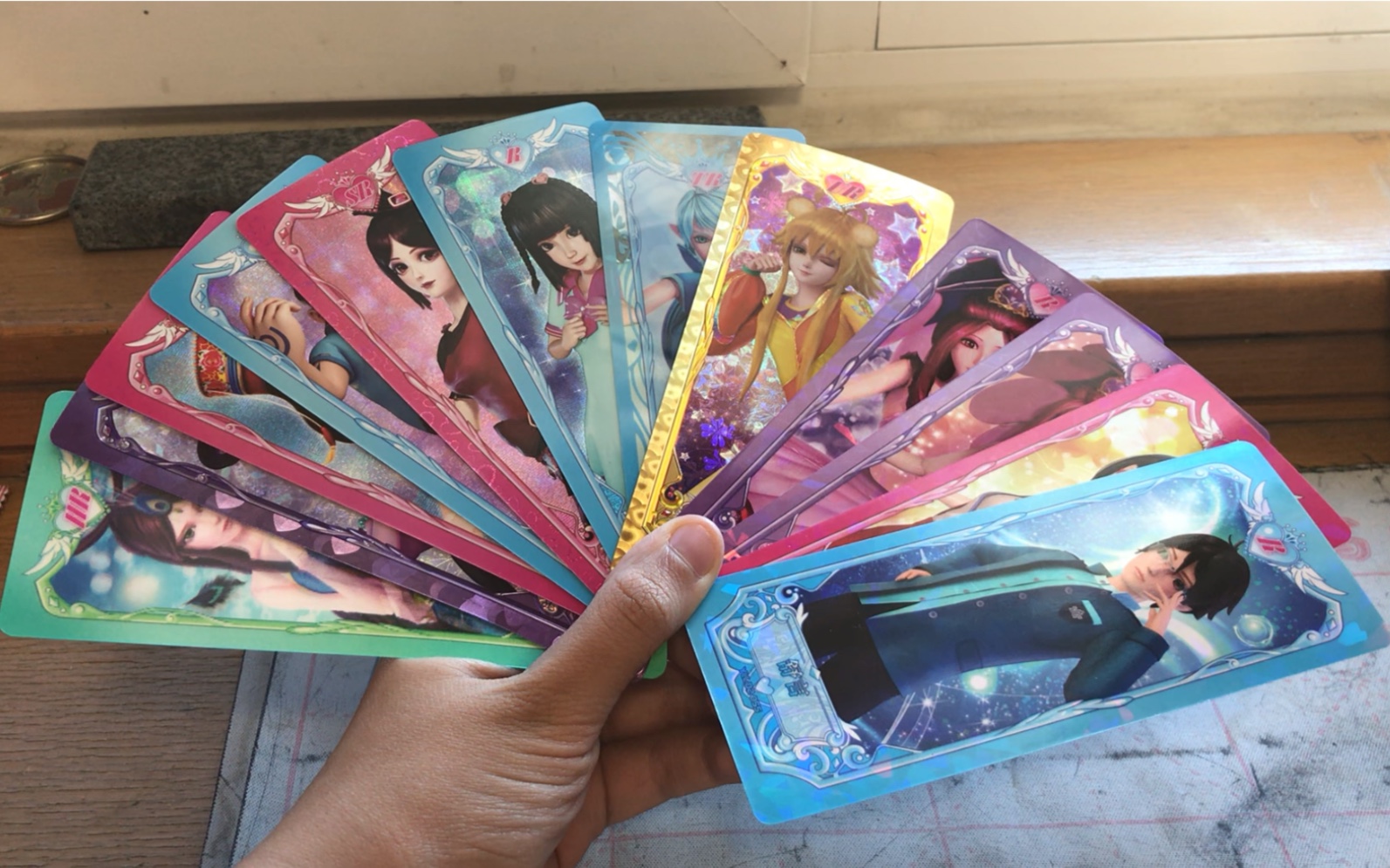 叶罗丽卡片,我拆到了稀有的HR卡镜孔雀和TR卡水王子和UR金卡亮彩