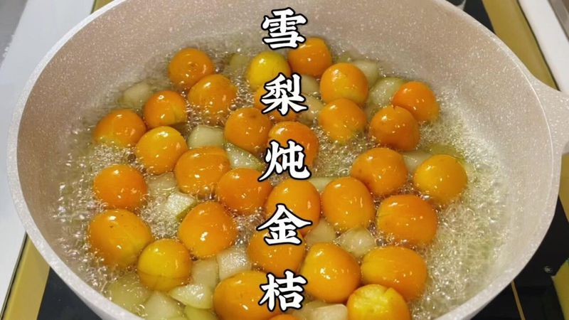 天气干燥反复咳嗽,多吃这道冰糖雪梨炖金桔,润肺化痰,营养解馋