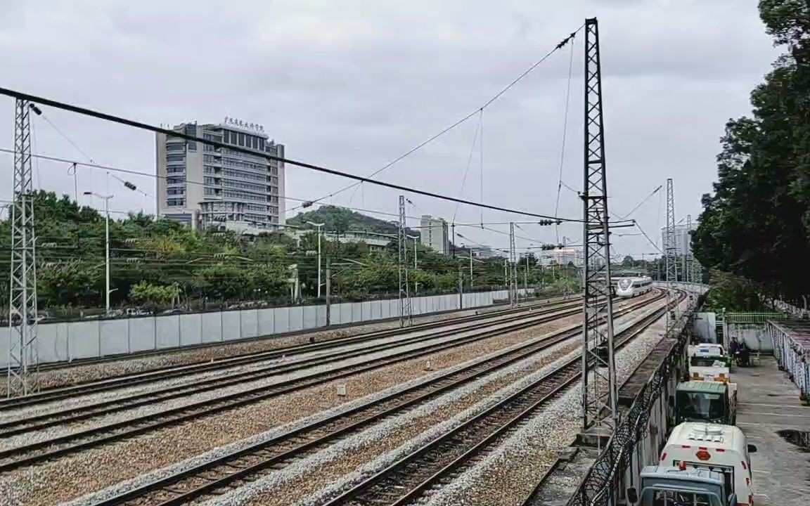 和谐号CRH1A-A重联型与和谐号CRH1A型动车组会车