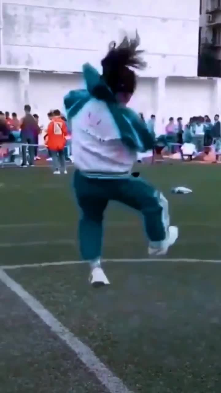 三年级小女生在课间操秀起了空翻,操场上师生们都看呆了!