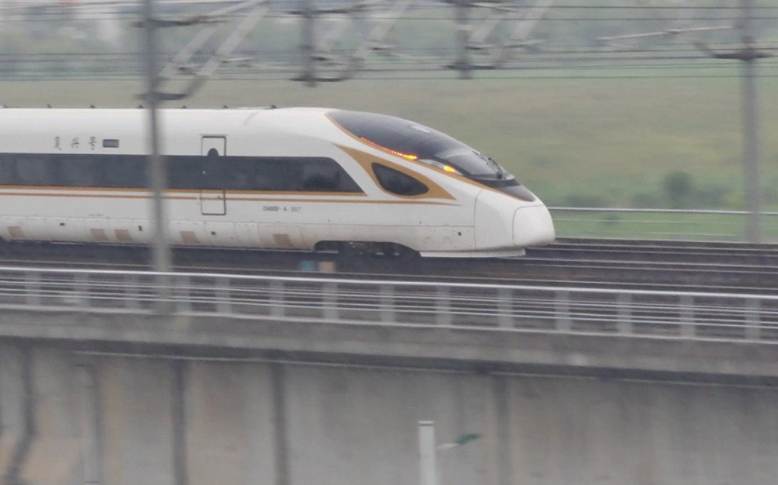 沪昆高铁,温州南开往宿松东的G7592次列车接近杭州东站