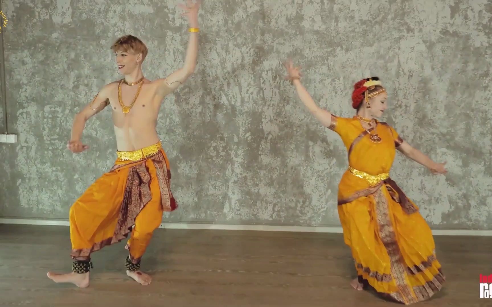 把《Shape of You》改编为梵语版的《印度香饭歌》并配上俄罗斯人跳...