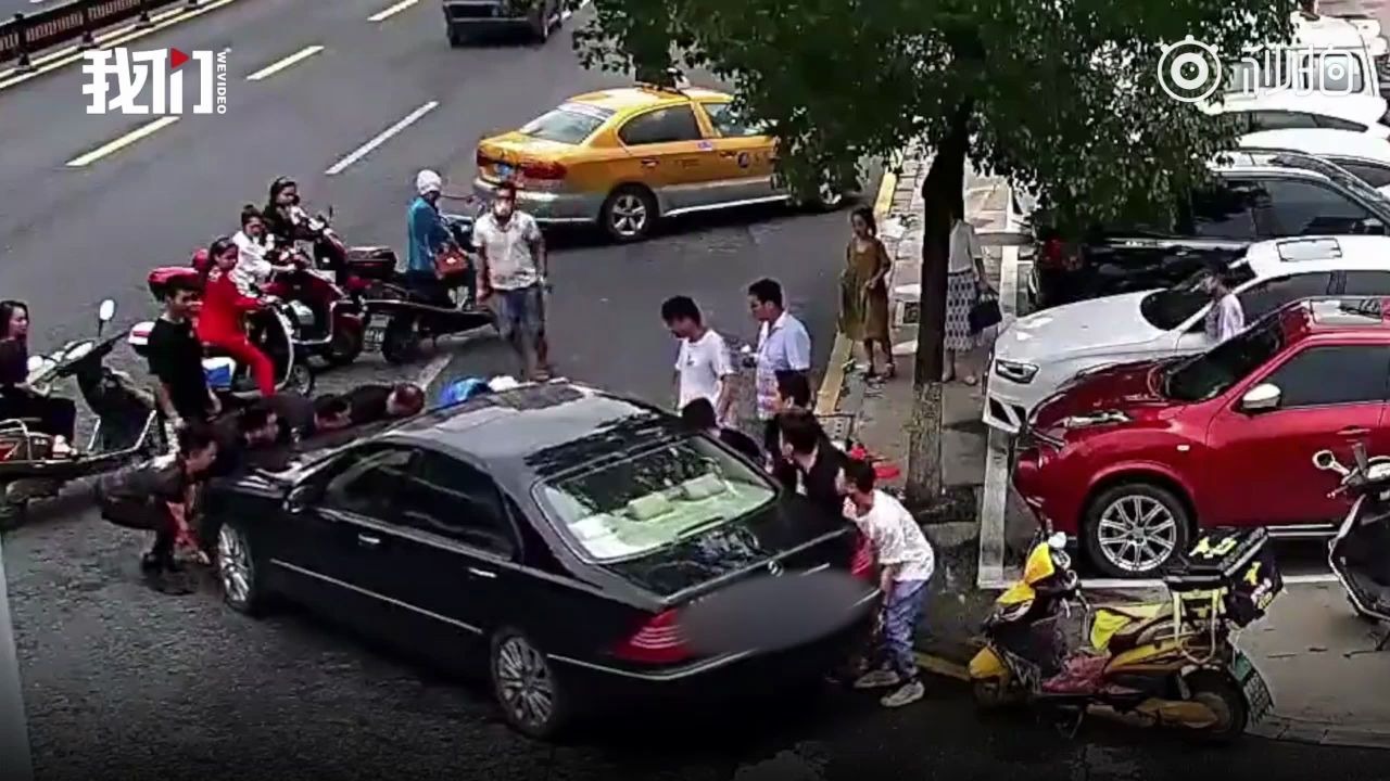 因送餐逆行,外卖小哥被撞卷车底路人抬车施救