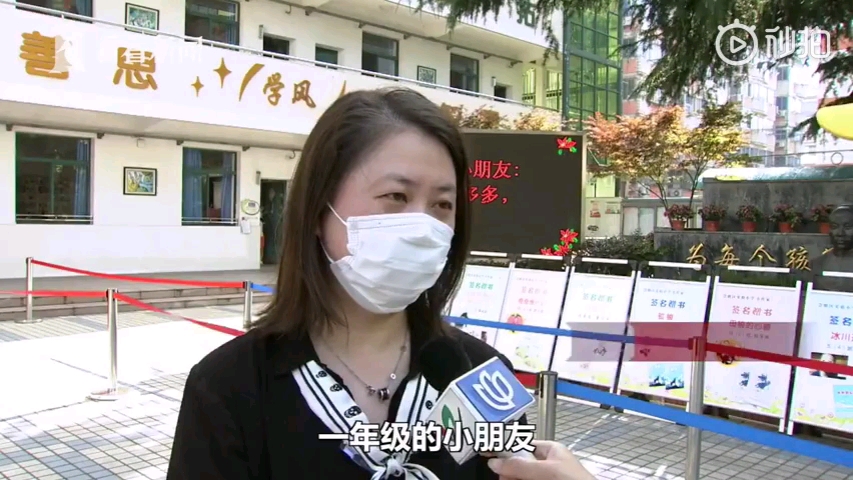 小学生头戴“一米帽”返校:不喜欢在家里和妈妈“打打杀杀”