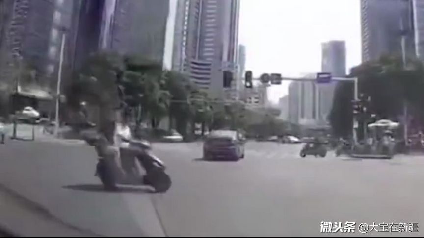 闯红灯的电动车还做出这样的事