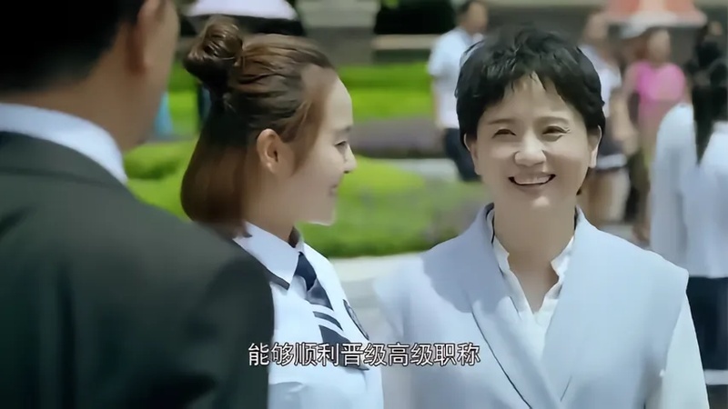 女生们拍毕业照动作大胆,老师一看气坏了,这毕业照真是赏心悦目