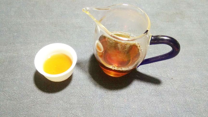 菊花陈皮煮白茶,清热降火,可以试试它!