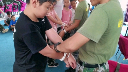 夏令营反绑架训练,希望教官教你们的这个技能永远都不会用到