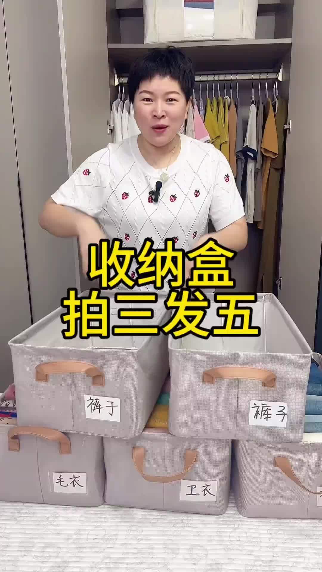 挂衣区下面空间都很乱,啥衣服都一堆堆乱乱的,一单收