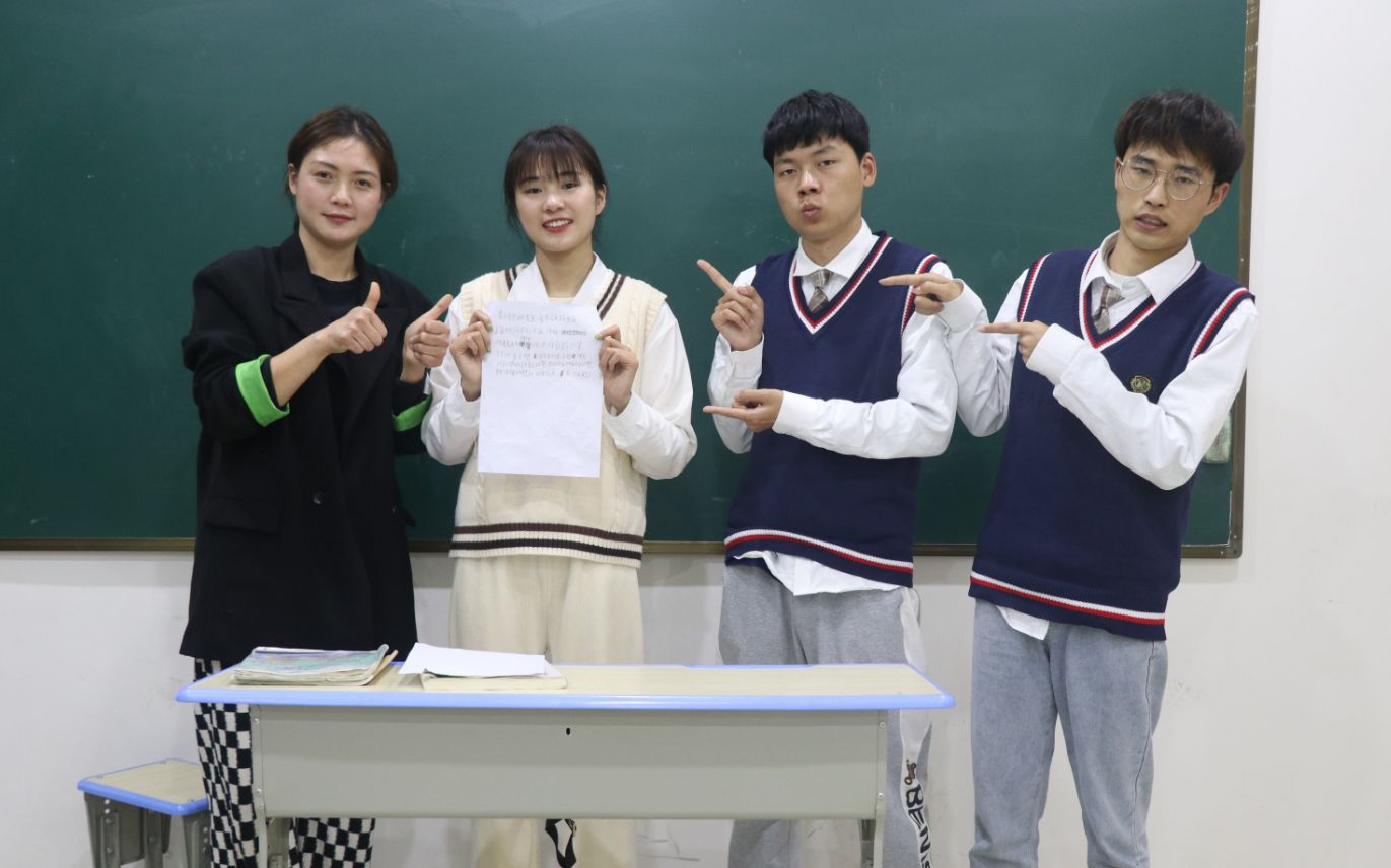学校举办运动会,老师用读演讲稿的方式竞选主持人,结局太逗了