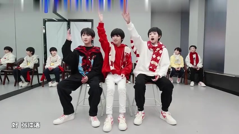 《TF家族四代》蹭师兄是楼里的传统吧!最后这些痛苦表情真是笑死我了