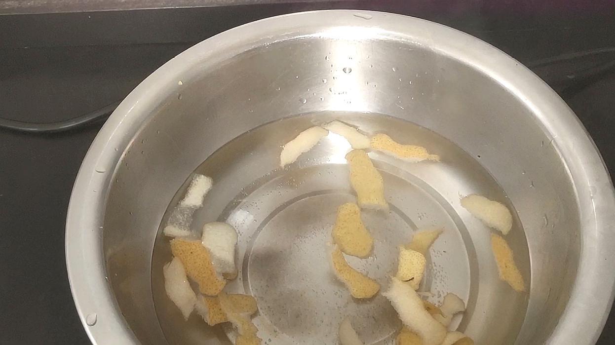 吃剩的梨皮切记不要丢掉,把它放进锅中煮一煮,还有这么大的用处