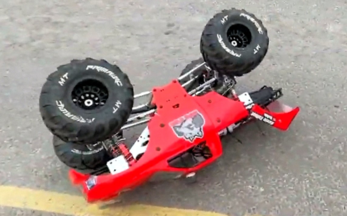 翻车现场…巨型遥控车获得了更多的动力!遥控模型 遥控车