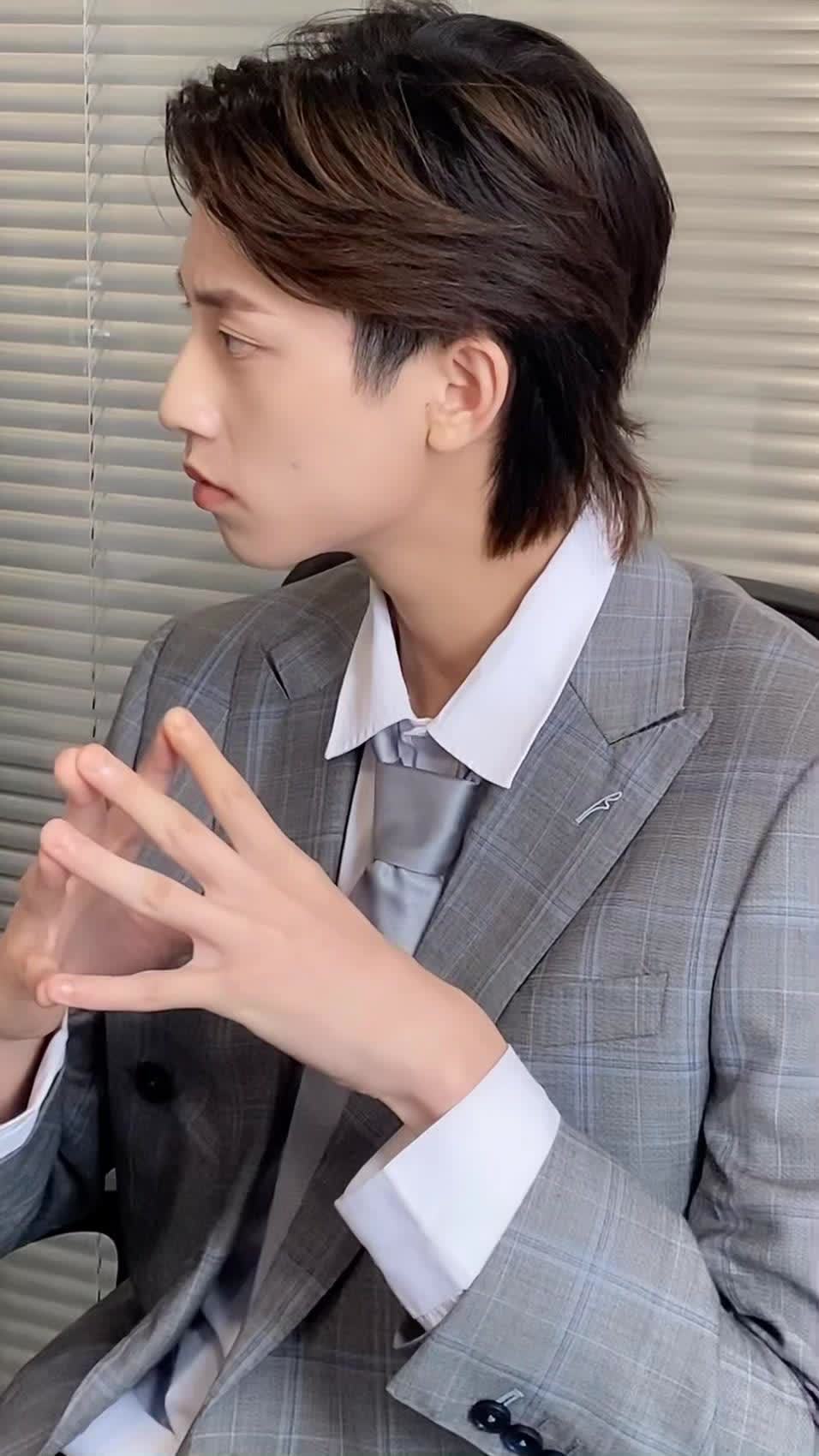 老板让我在旁边做会议记录 可是我光顾着看他了什么也没听进去…
