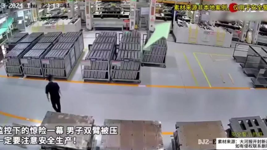 监控下的惊险一幕 男子双臂被压 一定要注意安全生产!