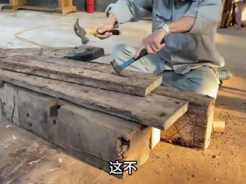 农村小伙制作实木家具
