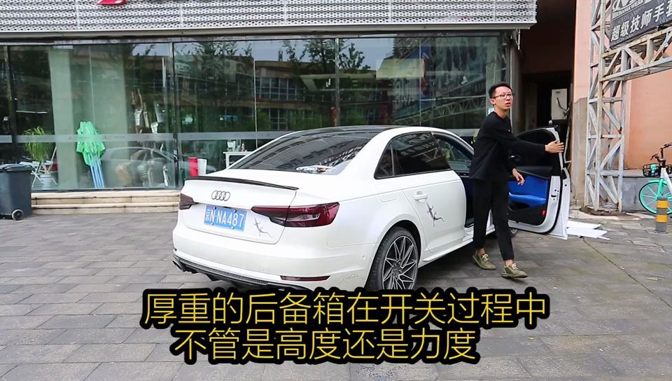 奥迪电动后备箱速度和力度均匀,方便老人和女性拿取物品,很好很便捷