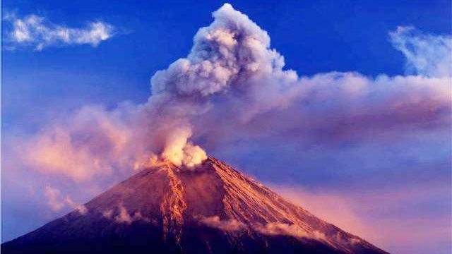 印尼最大火山要爆发,突然向空中喷出大量火山灰
