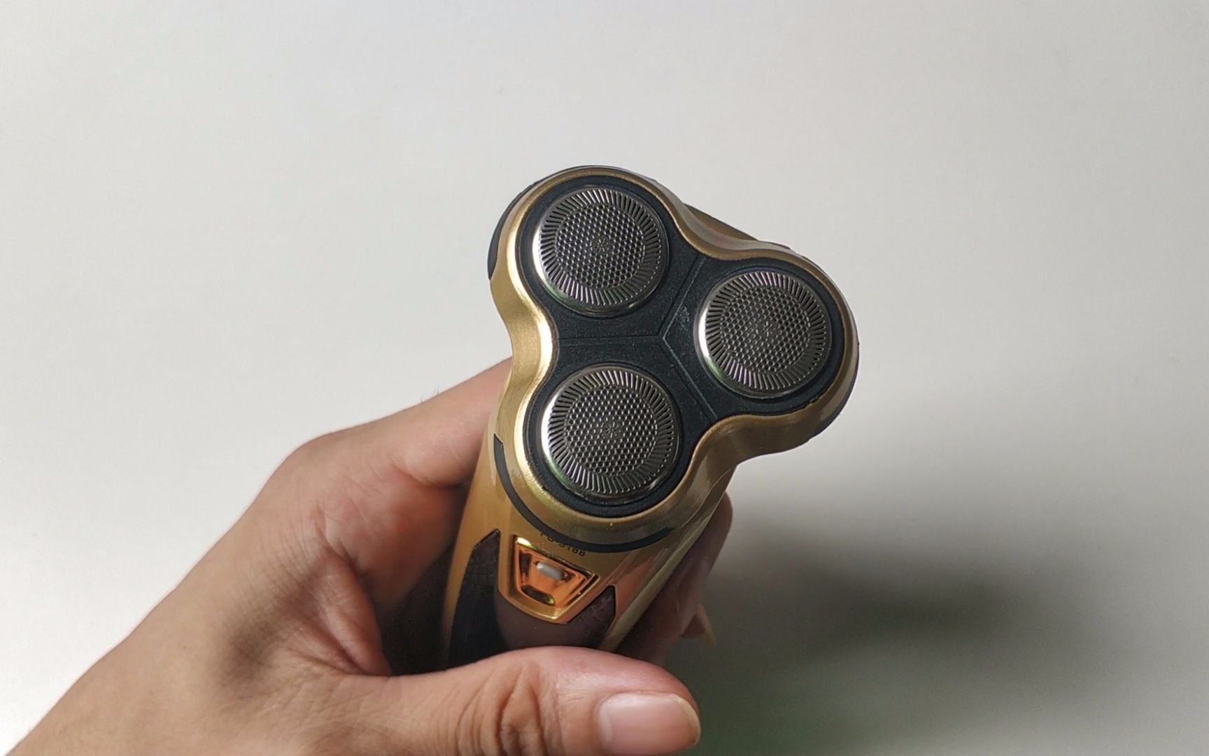 电动剃须刀用久变钝了怎么办,教你一个小窍门,立马变锋利