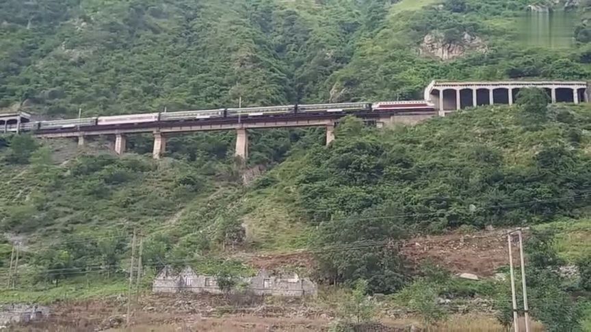 挂在空中的成昆铁路!K145次通过毛头玛隧道接近苏雄站