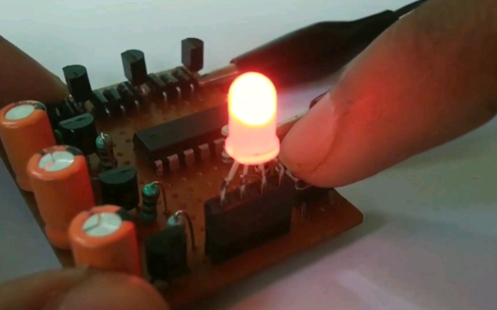 制作微型按钮开关的神奇RGB控制器