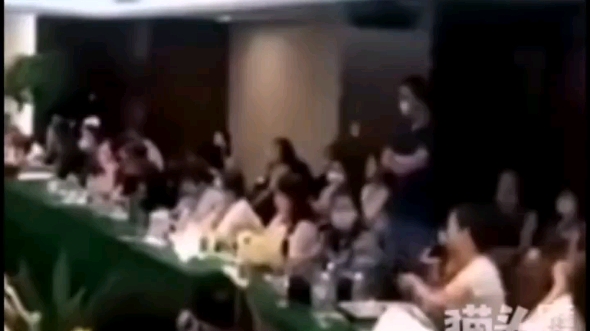 恒大会议女债权人强势输出,怒骂许家印玩女明星、坐拥豪宅飞机却不...