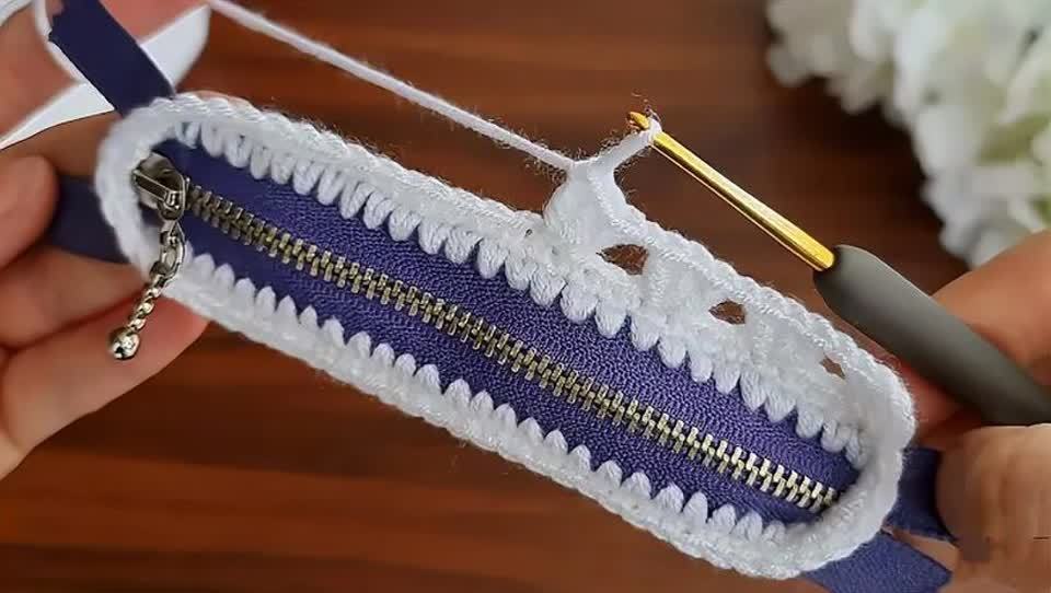 旧拉链别扔,用毛线简单编织下,好看又实用,闺蜜都跑来学