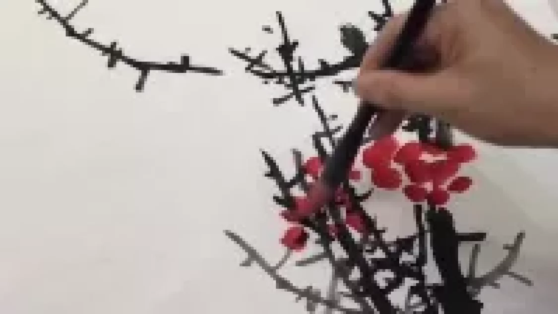 大师用毛笔画梅花,佩服大师的画功,看完想学画画了