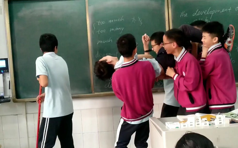 根据图片用英语复述愚公移山的故事