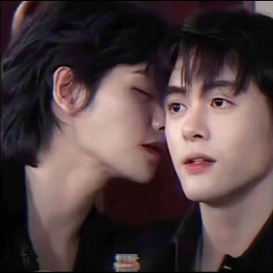 在苞米地旁小溪边看鱼 