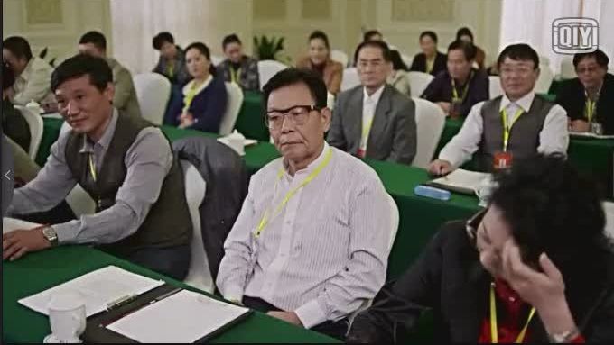 学术讨论会上,几个教授被一名新人狠批,面露尴尬