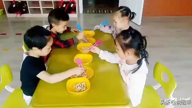 看幼儿园的小朋友如何使用筷子