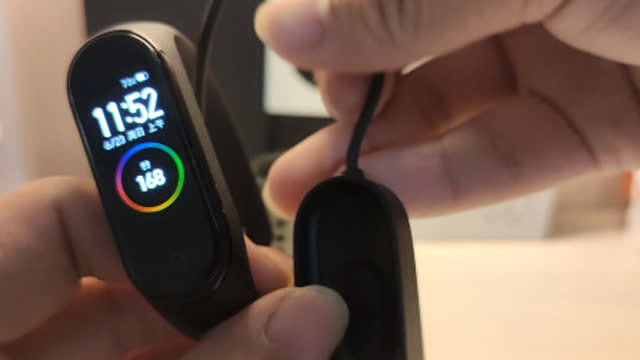 .小米手环4真机实测,拿下来