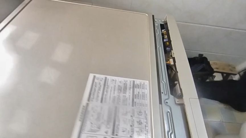 滚筒洗衣机不通电,一般都是主板坏了,带新的直接换好