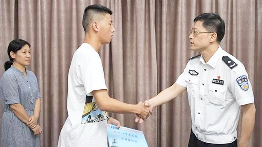 争气!超分数线27分被警察学院录取 继续走爸爸没走完的路