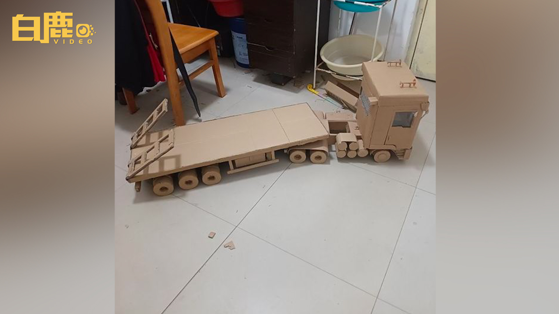 男子30小时做1米2长纸壳拖车模型