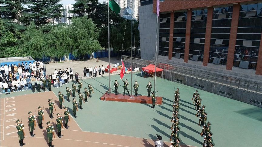 西安建筑科技大学华清学院国旗护卫队运动会升旗仪式