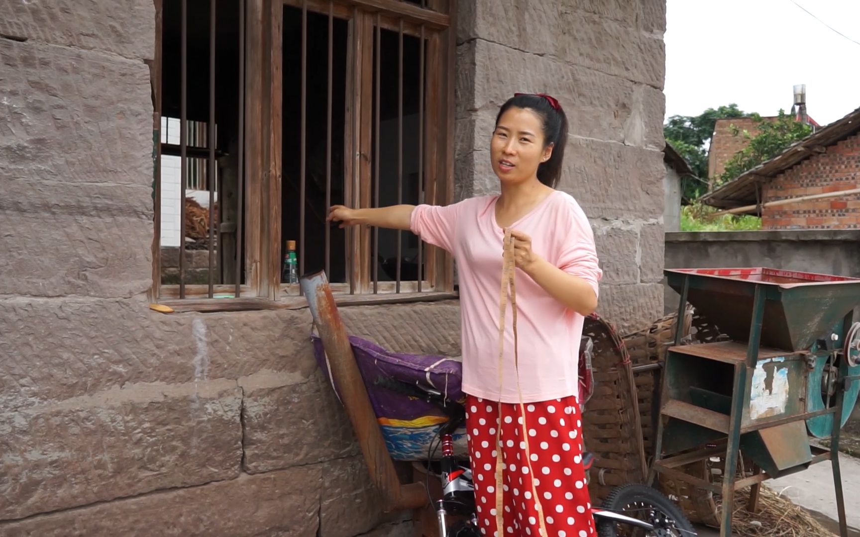 25年的老房子窗户一直没装玻璃,小两口花45元自己动手安装,划算