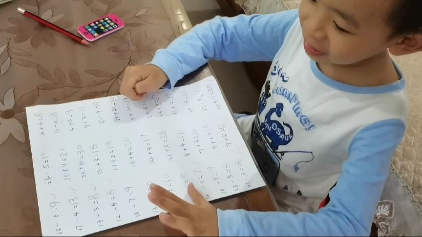 加减法还可以这样算,幼儿园小朋友简易算法,小海算得挺快的