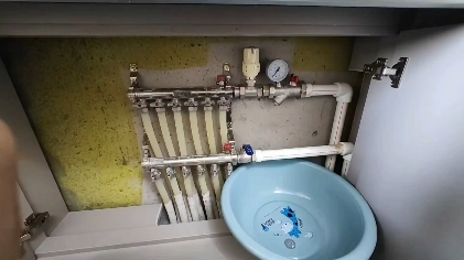 地暖分水器有温控阀的,建议拆除,它严重影响进水流量,影响室内温度。