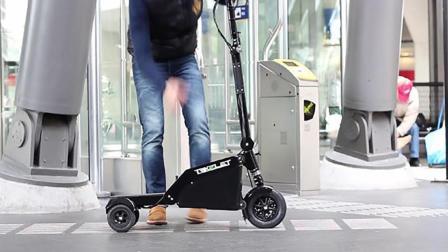 老外发明折叠电动三轮车,一度电能狂跑100多里!价格却只要1400