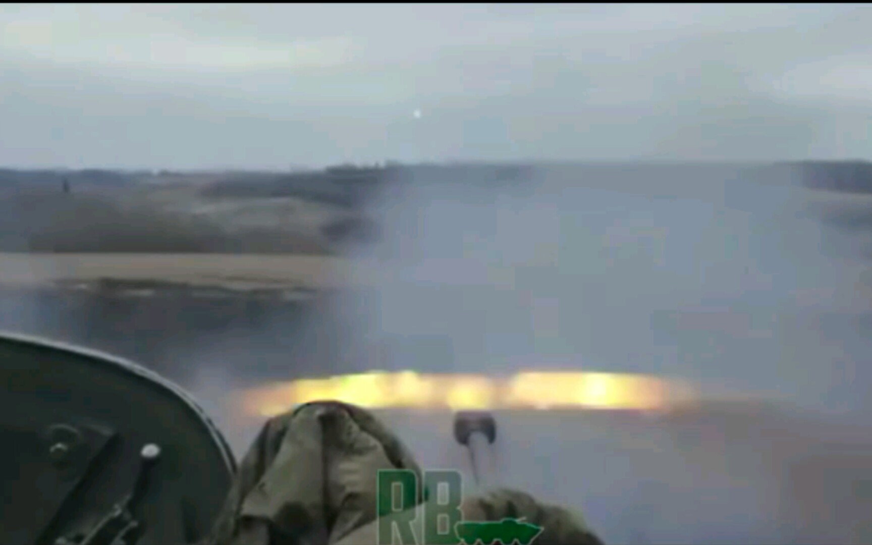 俄罗斯“O集群”的BMP-2步兵战车使用 30 毫米自动加农炮射击...