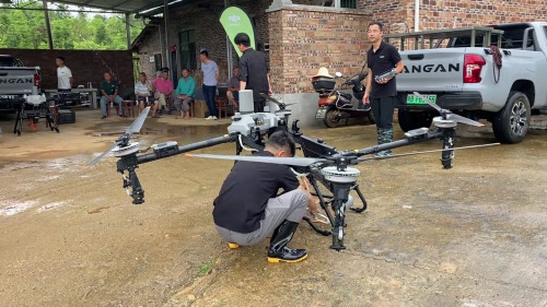 大疆农用无人机展示现场,果农都跑来围观,高科技就是不一样