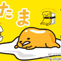 蛋黄滑倒在地板上 