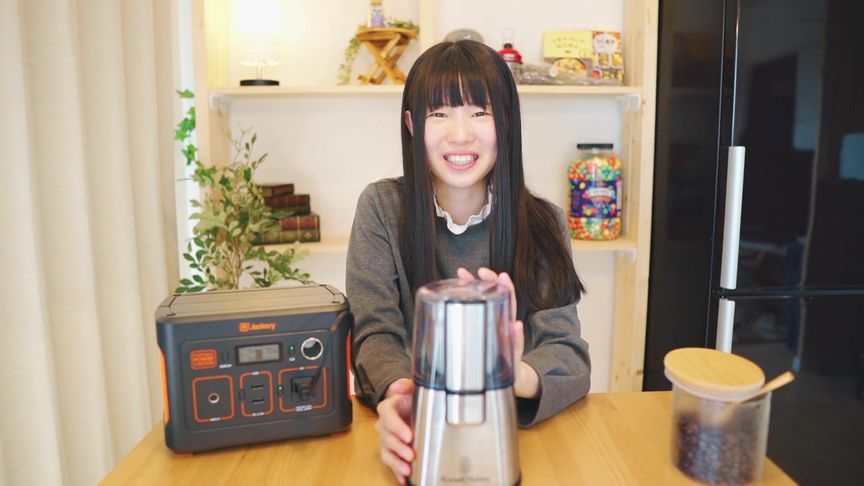 妹子介绍超大容量的便携式电池,看起来挺方便的