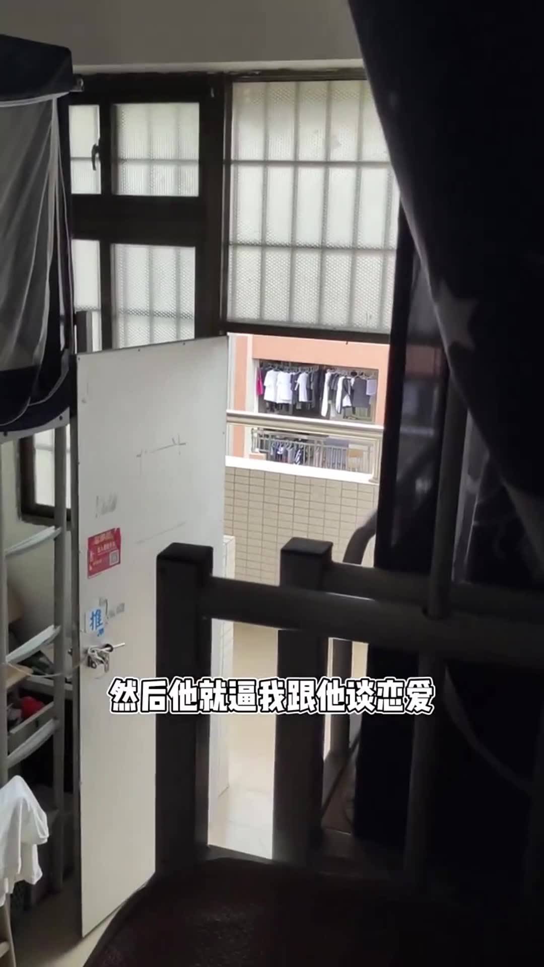 同性恋室友想拉我去厕所请我吃麻辣烤肠