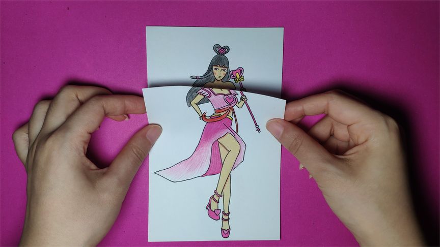 如何用一张纸手绘精灵梦叶罗丽王默一秒变身美人鱼,翻开太美了